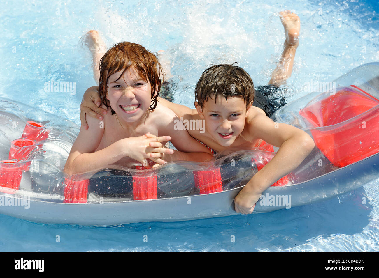 Junge in einem pool plantschen -Fotos und -Bildmaterial in hoher ...