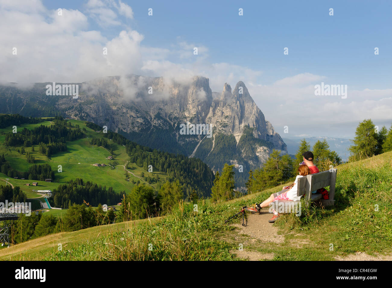 Wanderer auf Seiser Alm alpine Weiden mit Schlern Berg, Alto Adige ...