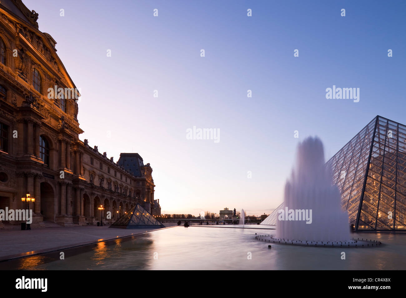 Frankreich, Paris, Louvre-Museum und Pyramide von dem Architekten Ieoh ...