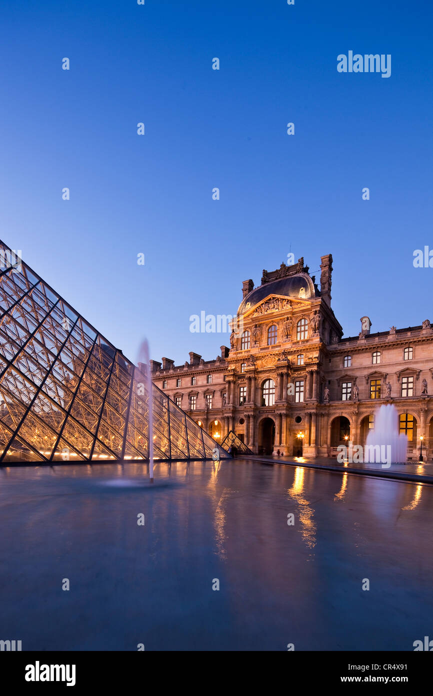 Frankreich, Paris, Louvre-Museum und Pyramide von dem Architekten Ieoh ...