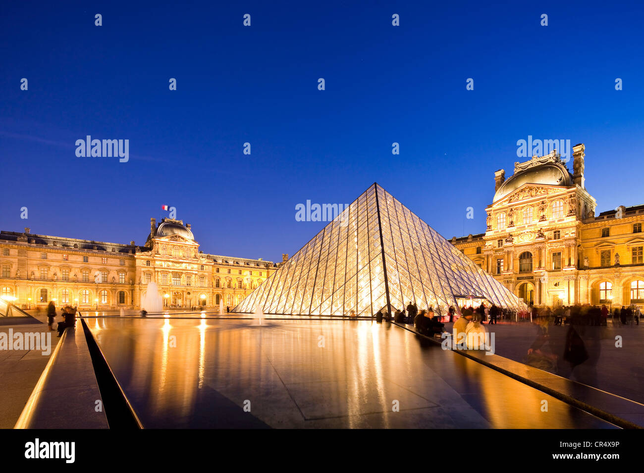 Frankreich, Paris, Louvre-Museum und Pyramide von dem Architekten Ieoh ...
