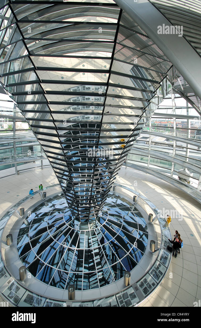BERLIN, DEUTSCHLAND. Das Innere von Norman Foster entworfenen Glaskuppel im Reichstag. 2012 ...