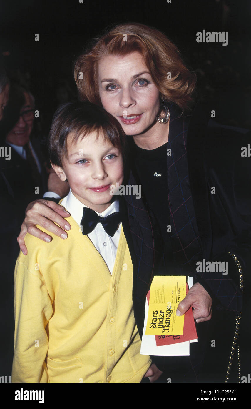 Berger, Senta, * 13.5.1941, österreichische Schauspielerin, halbe Länge ...