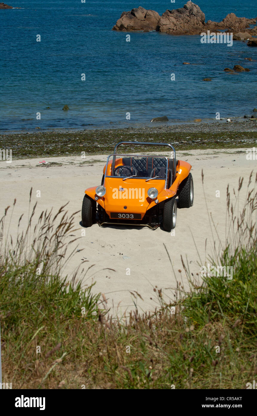 VW Strandbuggy auf einem sandigen Strand unter blauem Himmel ...