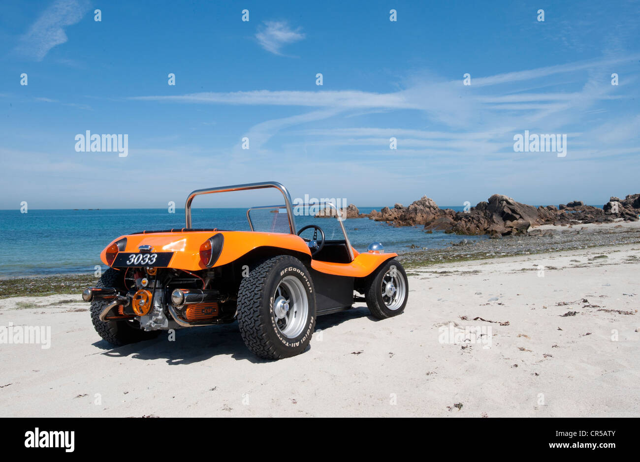 VW Strandbuggy auf einem sandigen Strand unter blauem Himmel ...