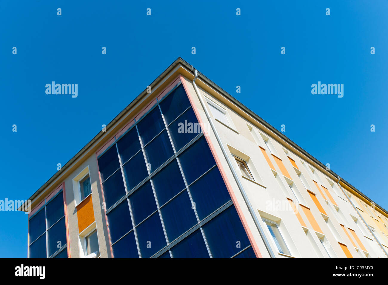 Solar cells at facade -Fotos und -Bildmaterial in hoher Auflösung – Alamy