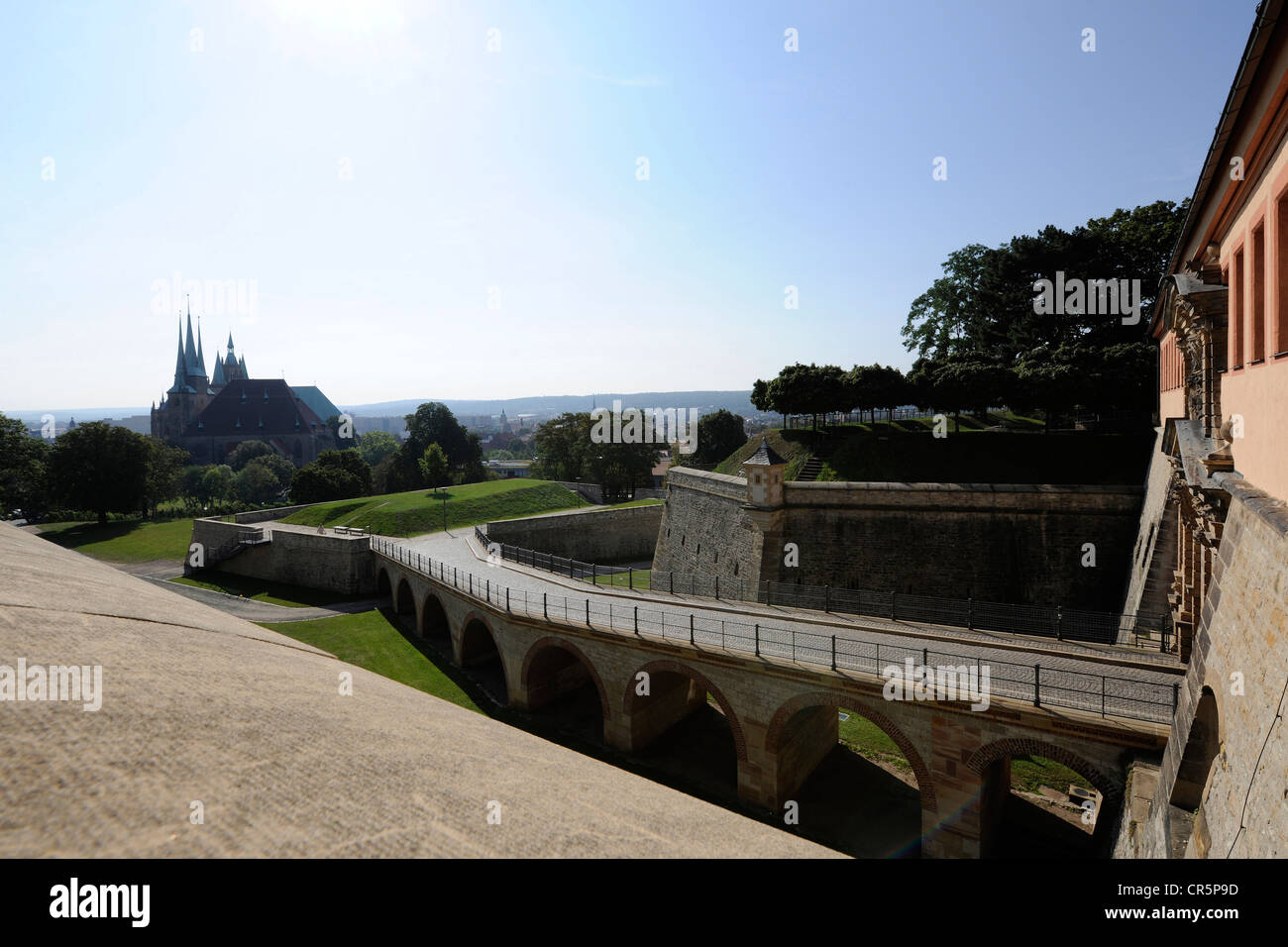 Zitadelle Petersberg Festung, mit Blick auf den Erfurter Dom und St. Severus Kirche, Erfurt ...