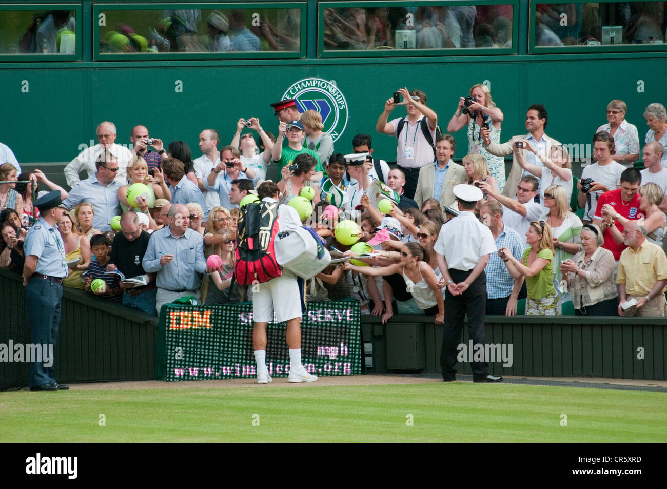 Roger federer wimbledon center court -Fotos und -Bildmaterial in hoher ...