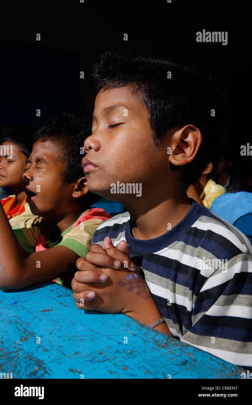 Betende kinder -Fotos und -Bildmaterial in hoher Auflösung – Alamy