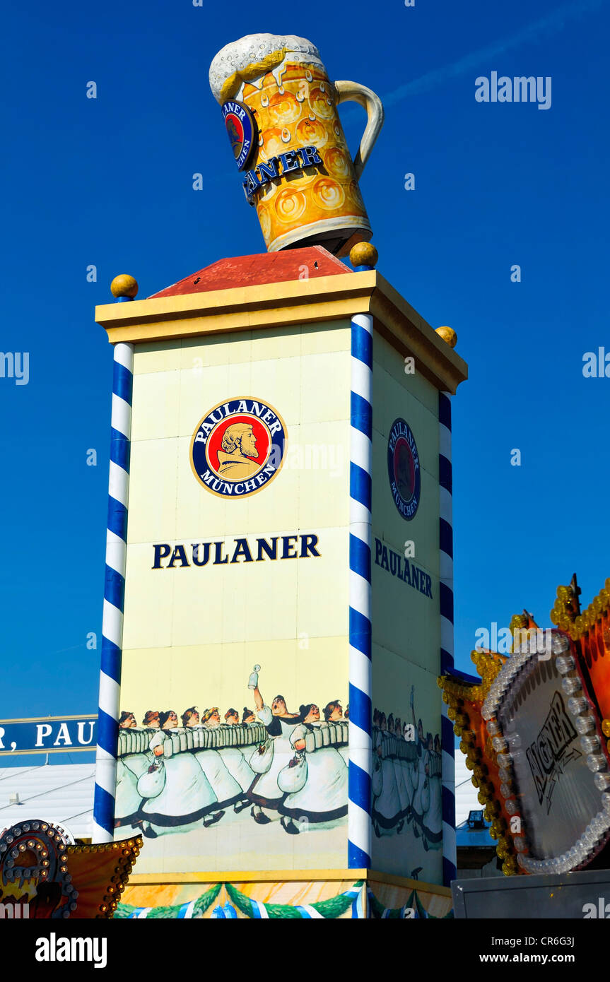 Paulaner Bier Tower mit einem Bier Becher, Oktoberfest 2010, München ...