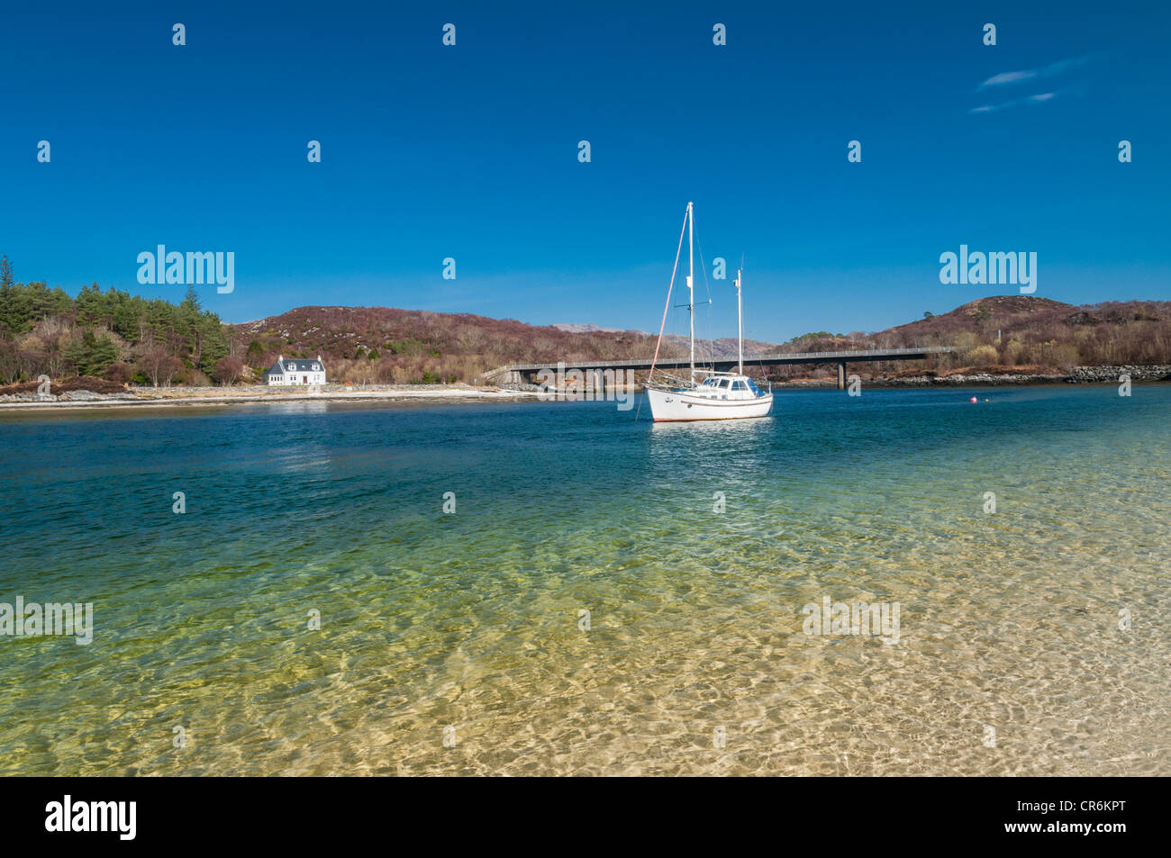 Am weißen Sandstrand von Morar mit Haus und Straße Brücke Nr. Mallaig ...
