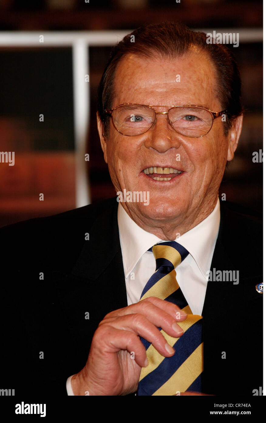 Actor roger moore -Fotos und -Bildmaterial in hoher Auflösung – Alamy