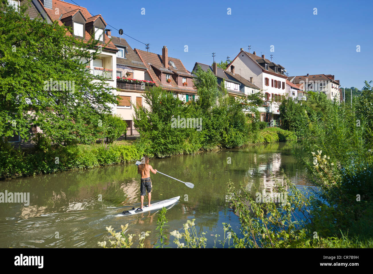 Altstadt an der Elsenz Fluss, Neckargemünd, Baden-Württemberg ...