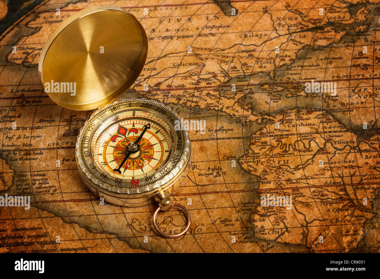 Alte Vintage retro-goldene Kompass auf alten Karte Stockfotografie - Alamy