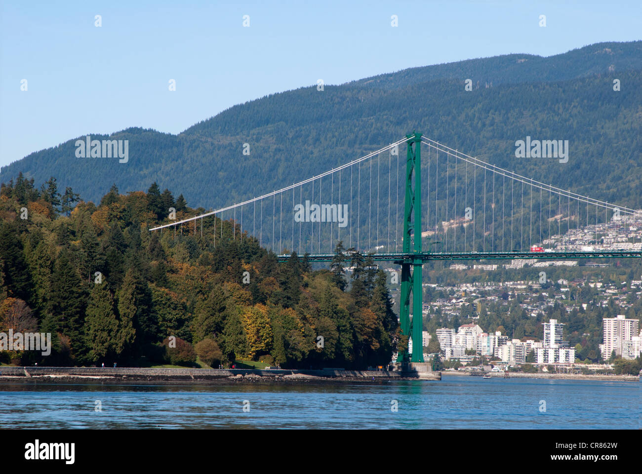 Lions Gate Bridge, der Rand des Stanley Park mit West Vancouver im ...