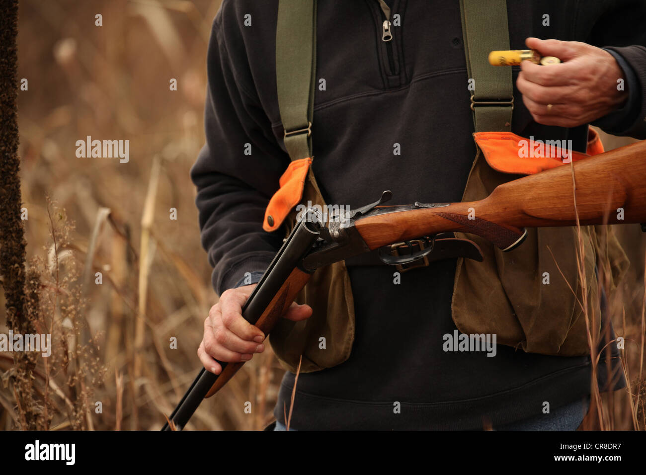 Hunter laden Schrotflinte Stockfotografie - Alamy
