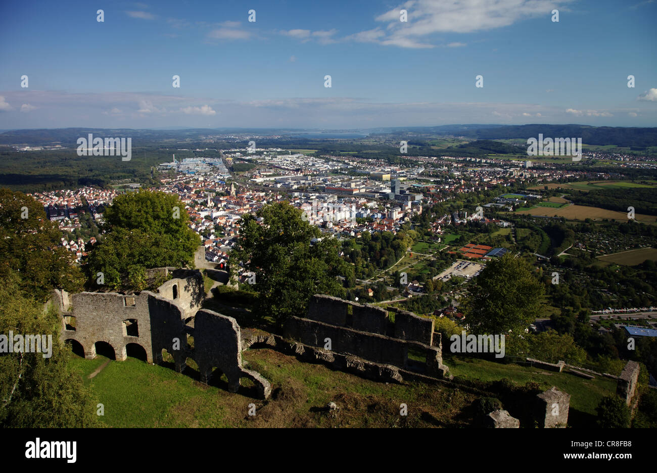 Aussicht vom Hohentwiel Festung Ruinen in die Stadt Singen, Hegau ...