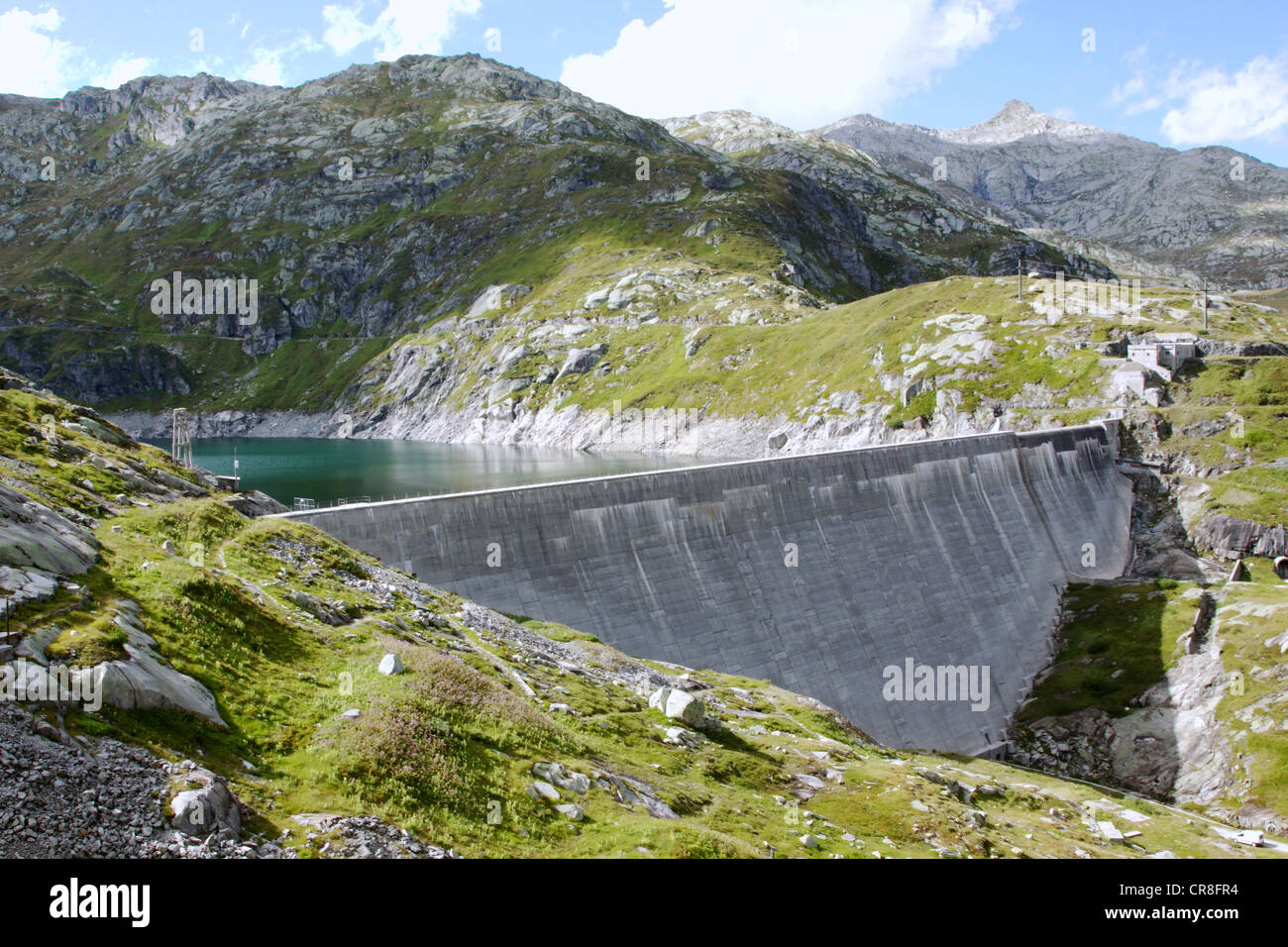Staumauer des Lago di Lucendro-Stausee über den St. Gotthard Pass ...