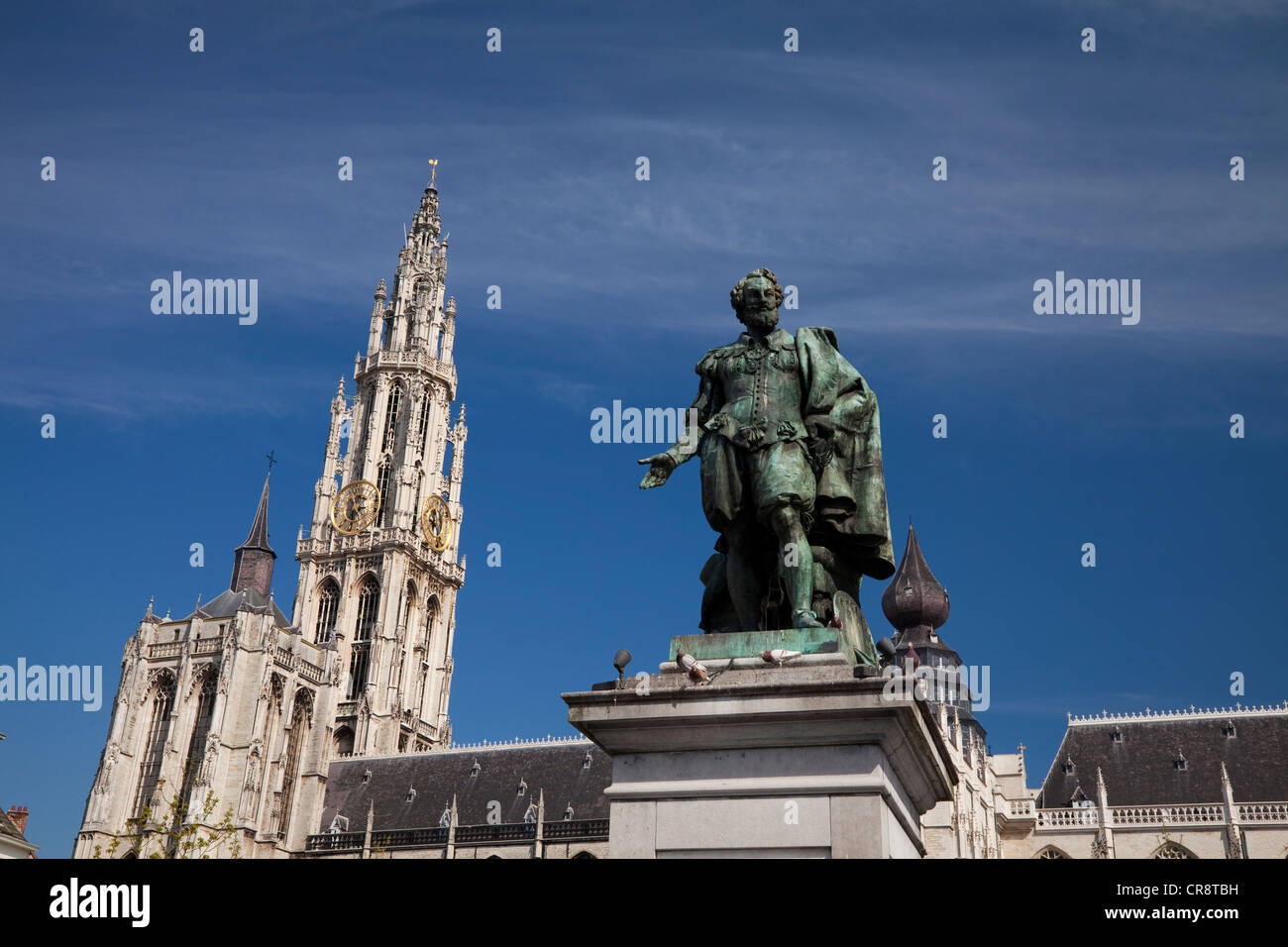 Kathedrale Unserer Lieben Frau (Onze-Lieve-Vrouwekathedraal) und die Statue von Rubens ...