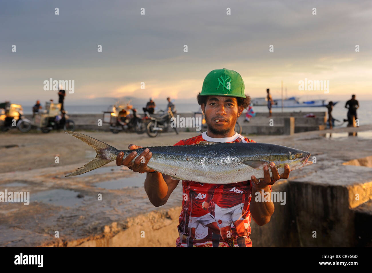 Kunden an einem fischstand -Fotos und -Bildmaterial in hoher Auflösung ...