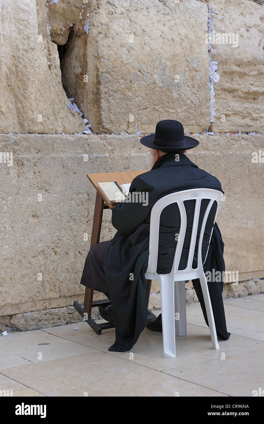 Praying At The Wailing Wall In Jerusalem Stockfotos und -bilder Kaufen ...