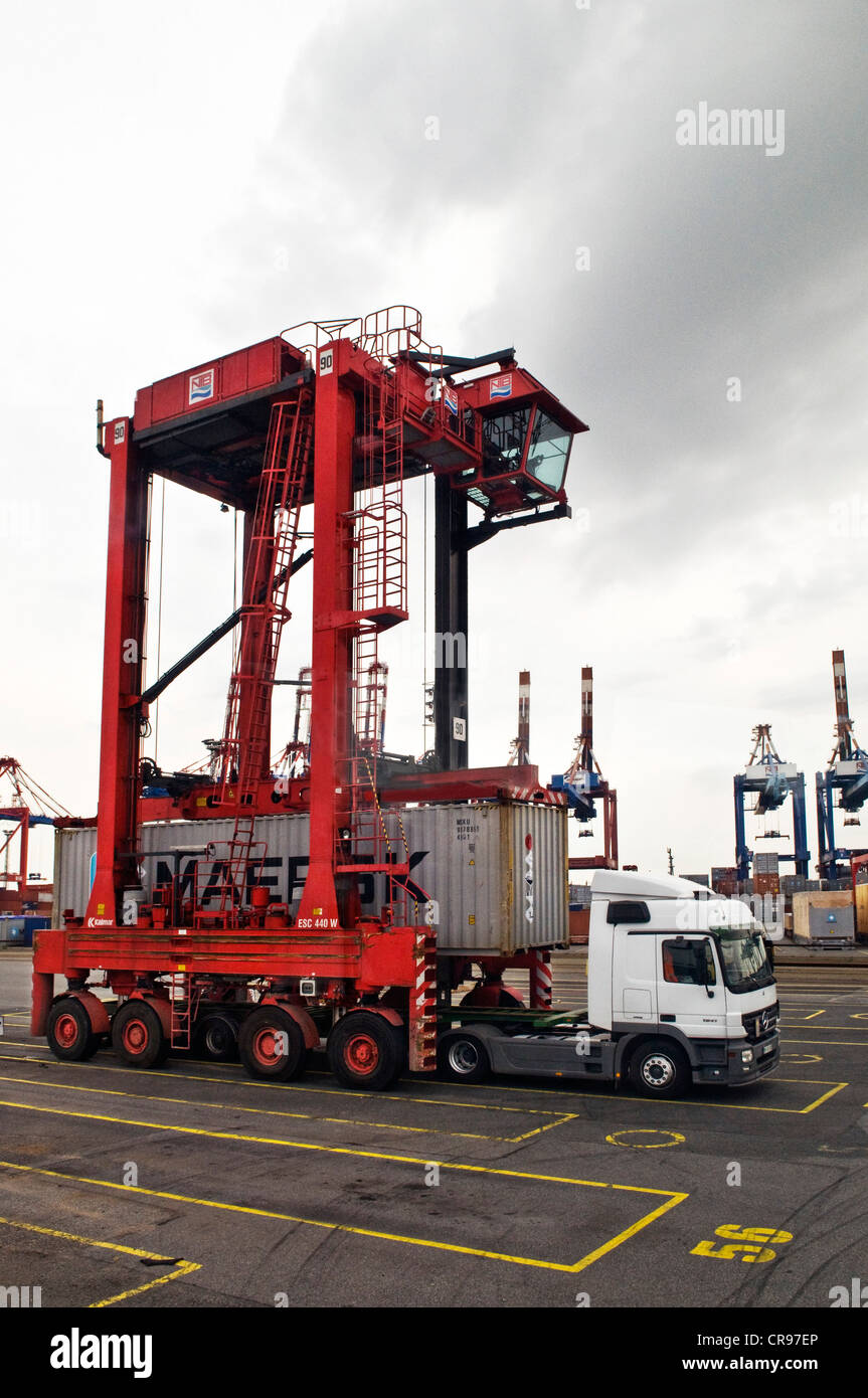 Mobile straddle Carrier Beladen eines Containers auf einen LKW am ...