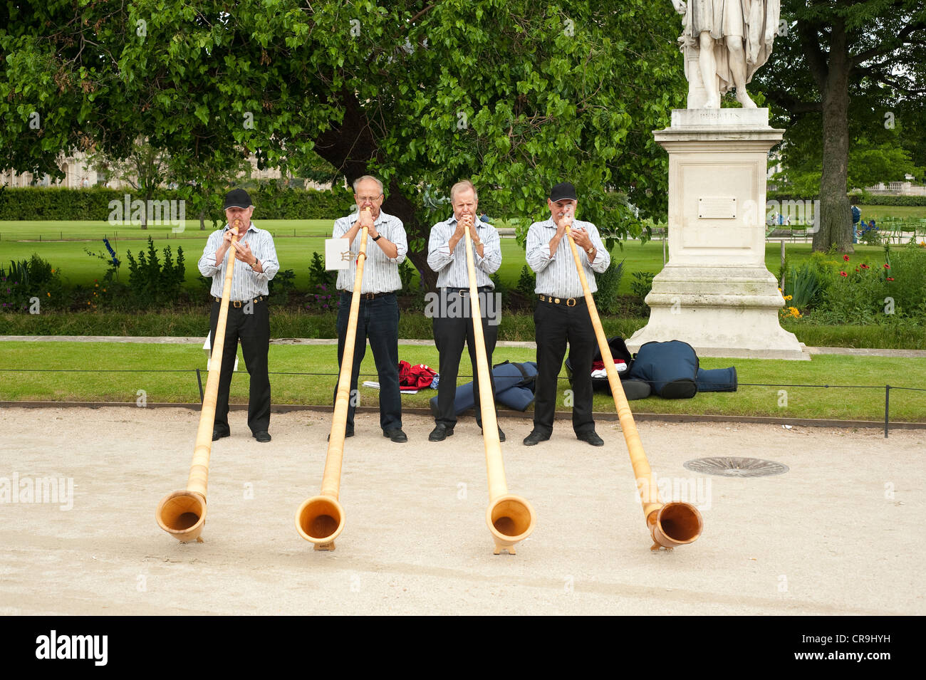 Paris, Frankreich - vier Musiker spielen Alphorn in Paris Grünanlage ...