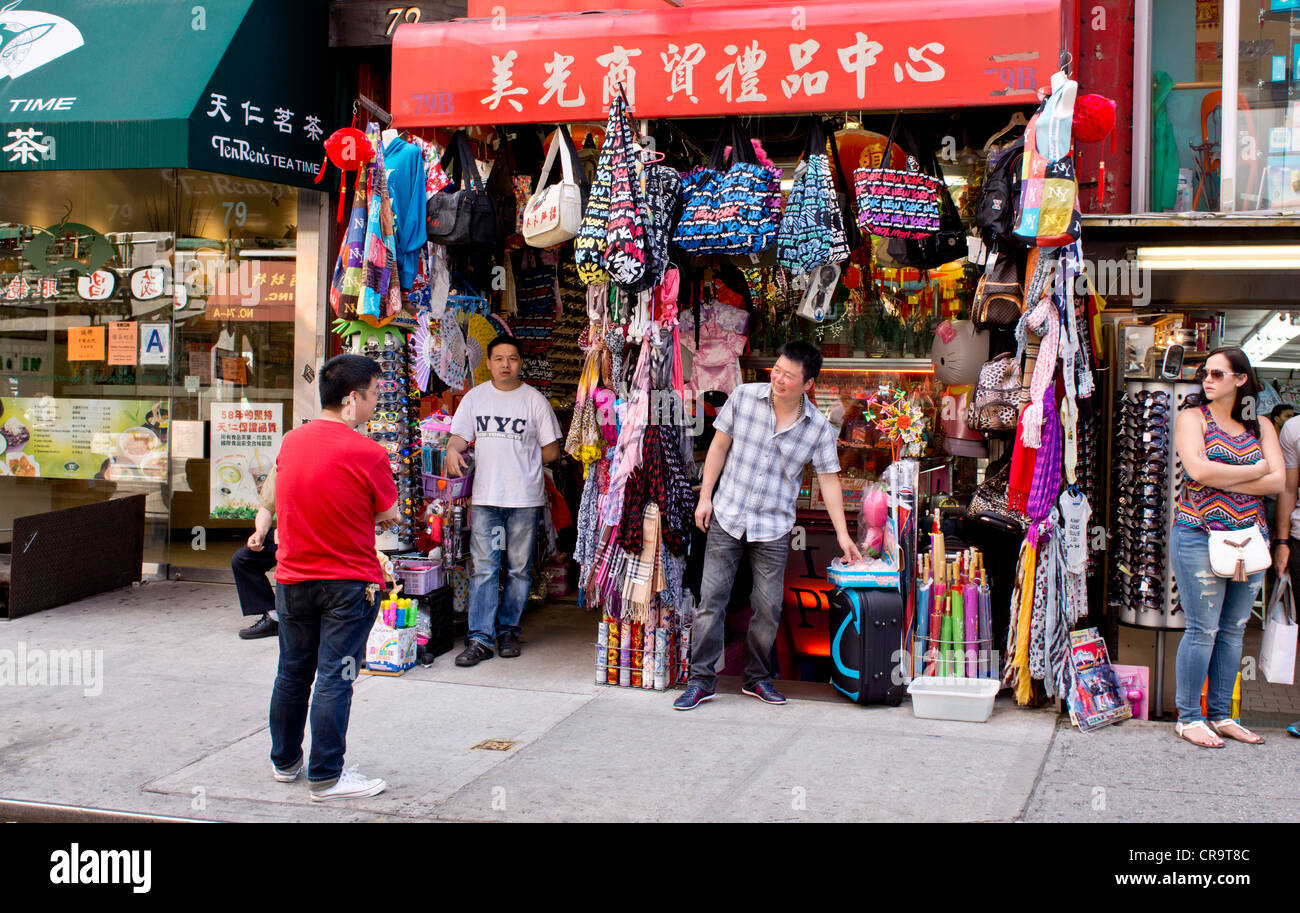 Touristenshop auf mott street -Fotos und -Bildmaterial in hoher ...