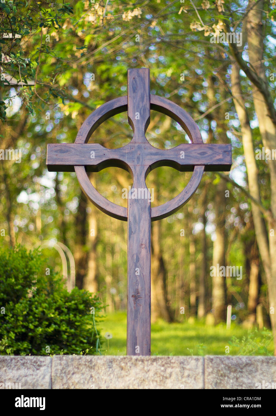 Ein keltisches Kreuz steht in einem kleinen Garten einer Kirche Stockfotografie - Alamy