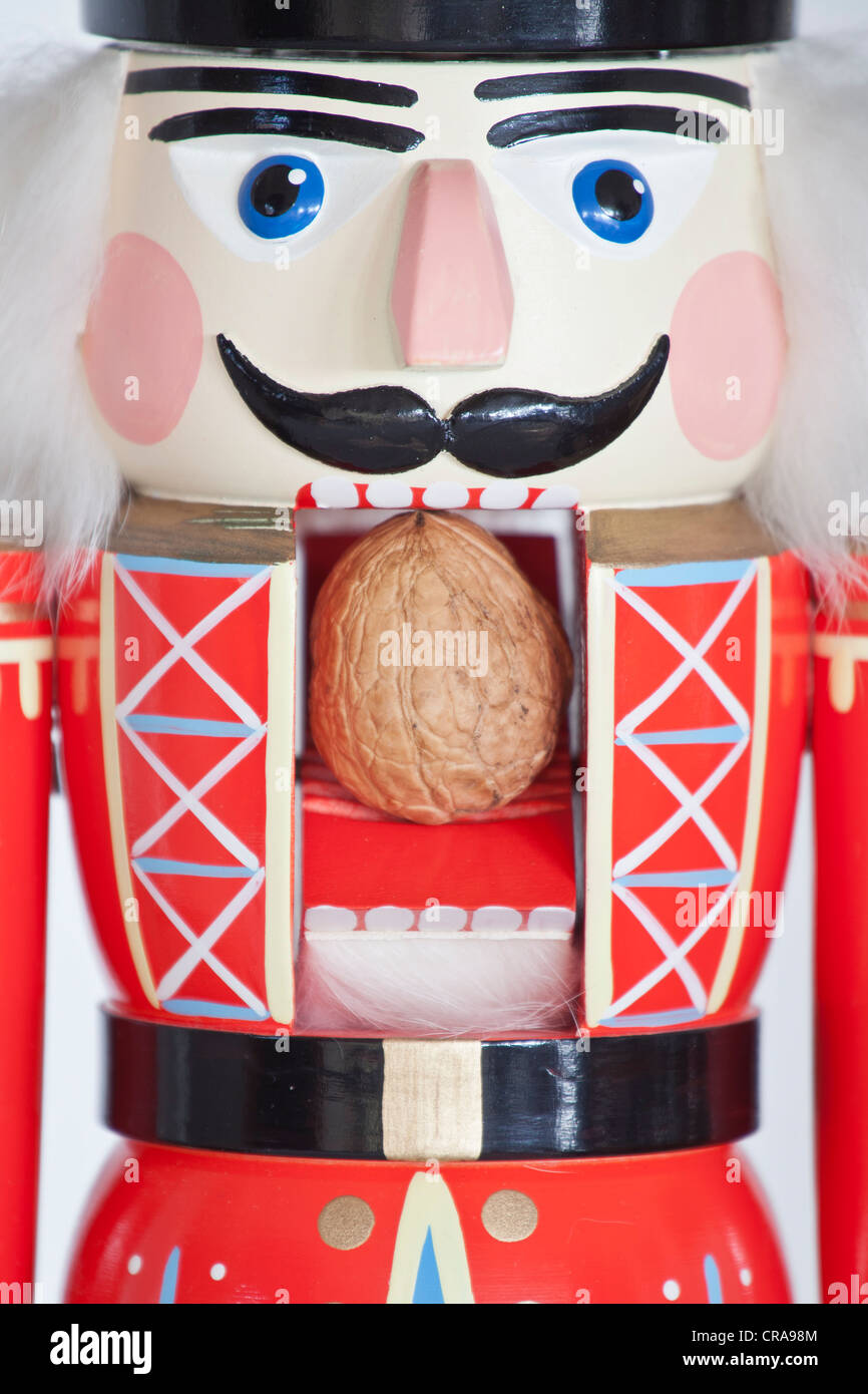 Nussknacker aus dem Erzgebirge eine Nuss zu knacken Stockfotografie - Alamy