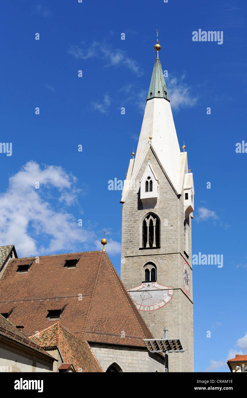 Turm der Pfarrkirche St. Michael in der Altstadt von Brixen, Südtirol ...