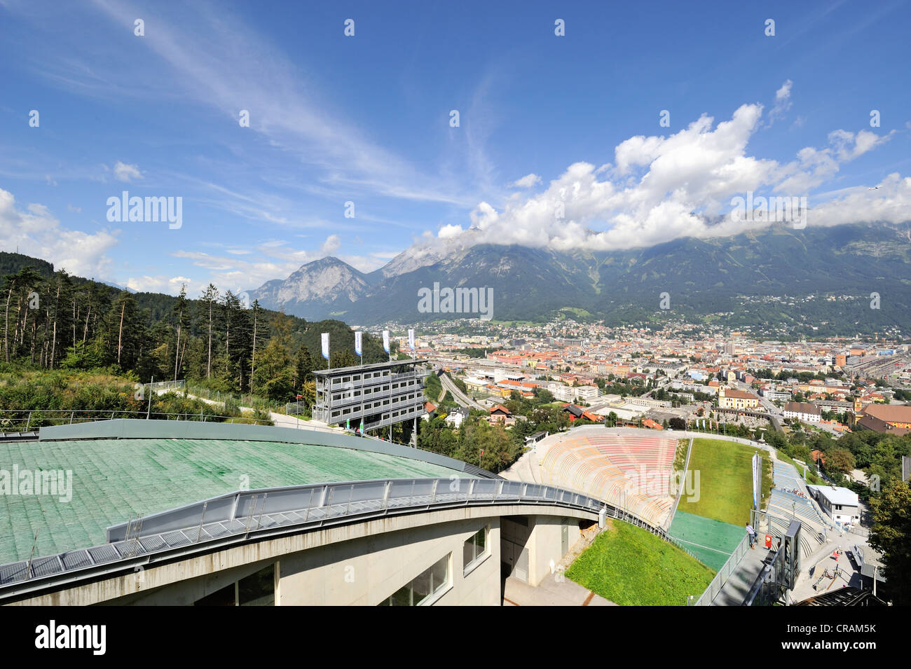 Blick vom Skisprungschanze Bergisel Schanze hinunter auf das Stadion ...