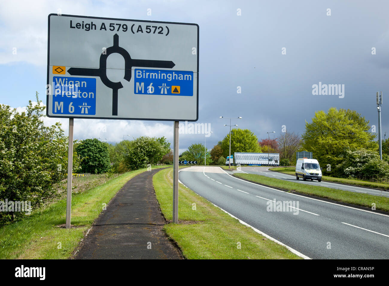 Autobahnzubringer und Kreuzung mit der Straße Zeichen. Zweispurige ...