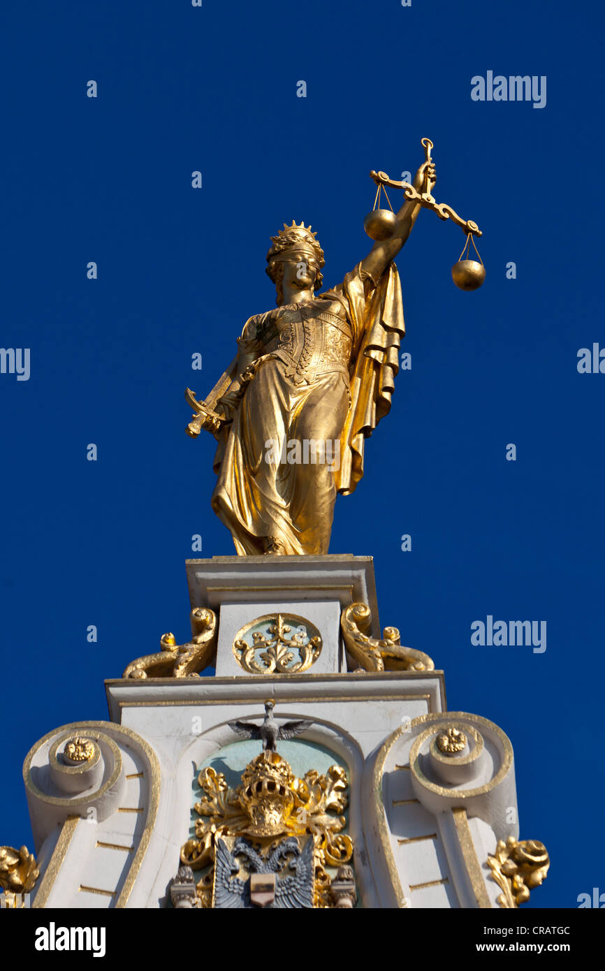 Statue der Justitia auf gilted Justizpalast, alte Stadt Brügge, UNESCO ...