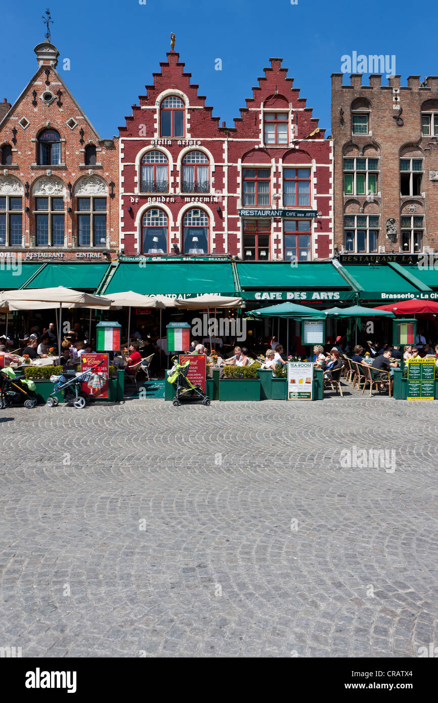 Gildehäuser und Gartenrestaurants in Grote Markt Platz, historische ...