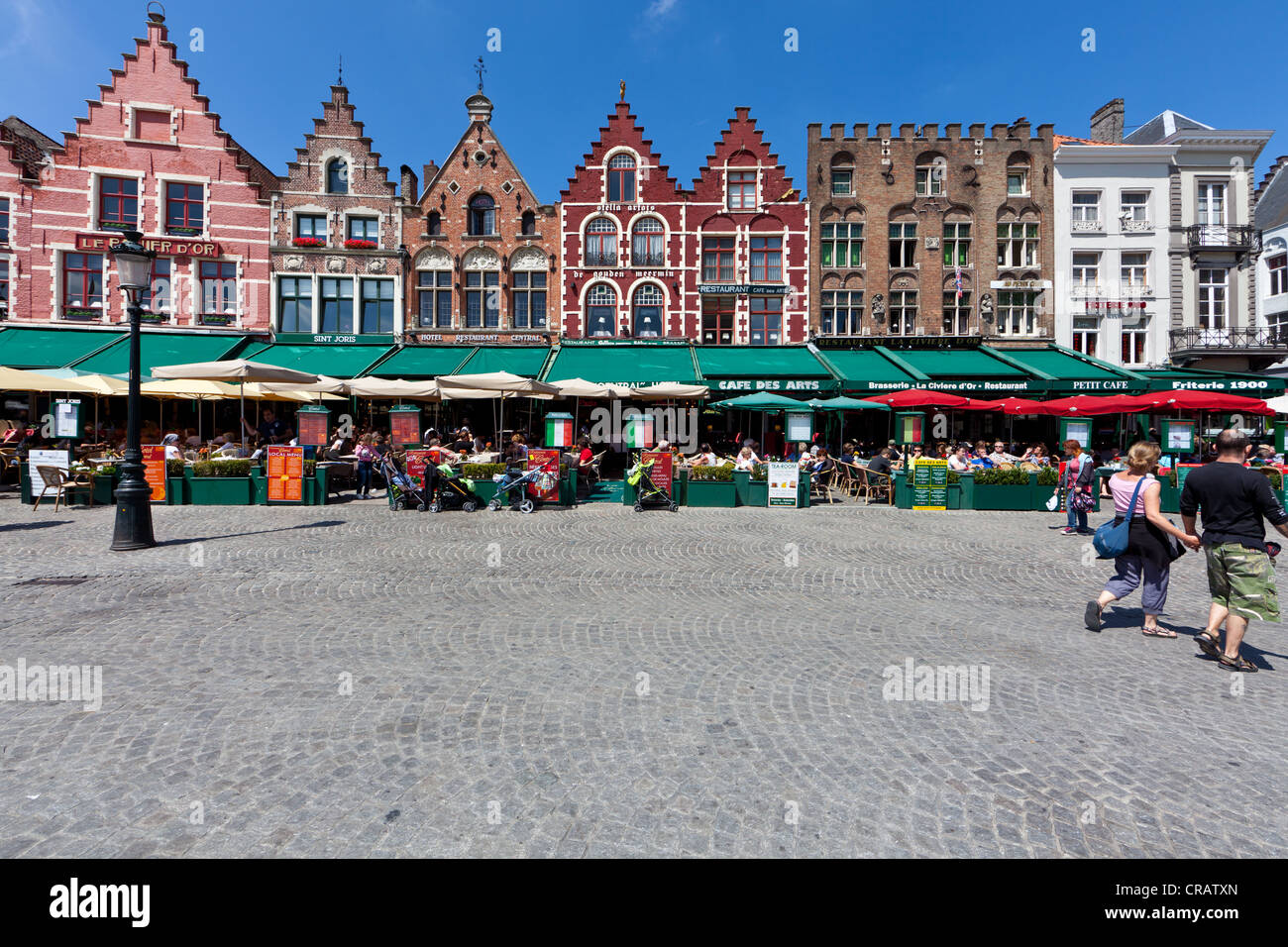 Gildehäuser und Gartenrestaurants in Grote Markt Platz, historische ...