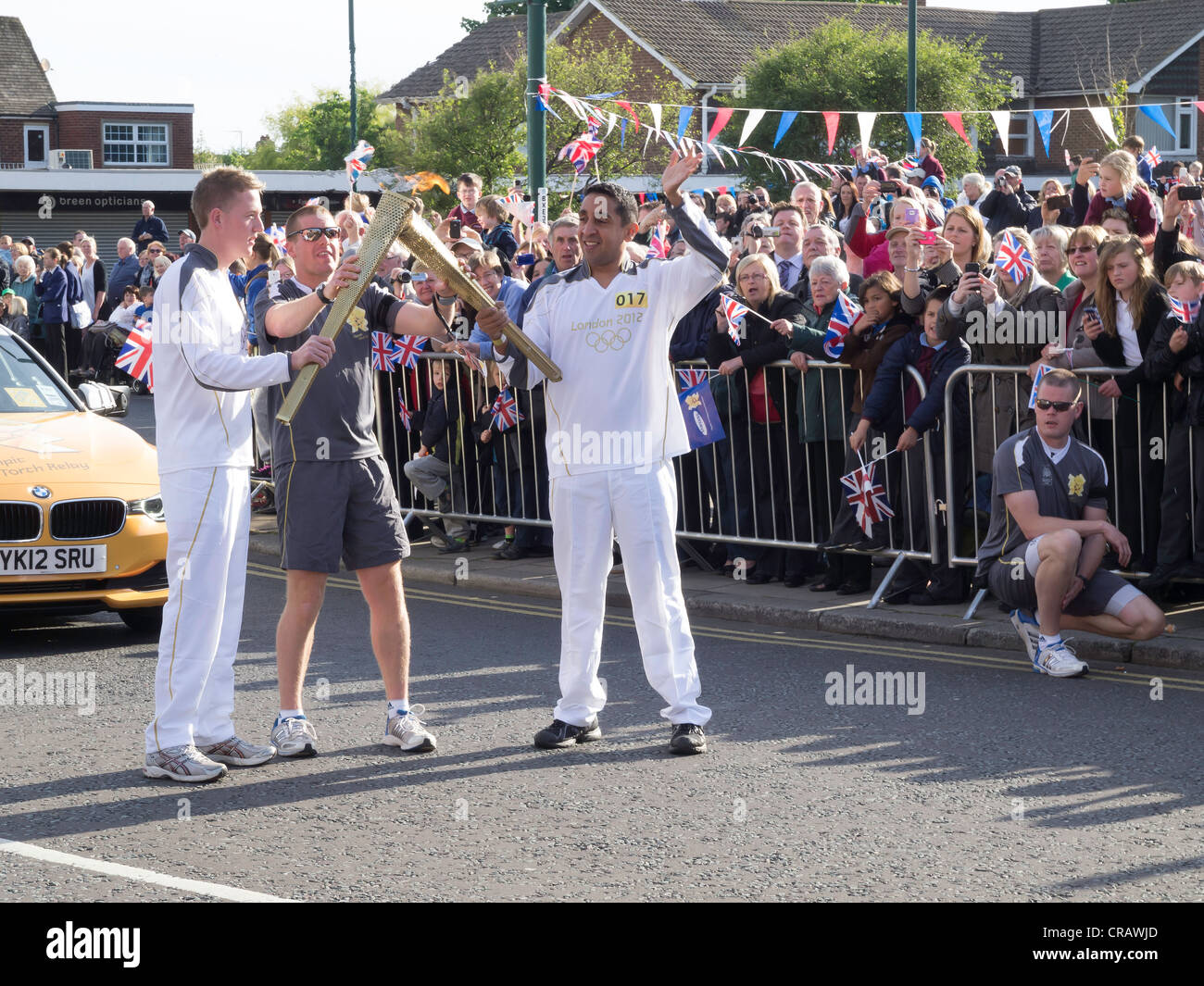 Hani Macki einer omanischen Fackelträger übergibt Martin Dauber in ...