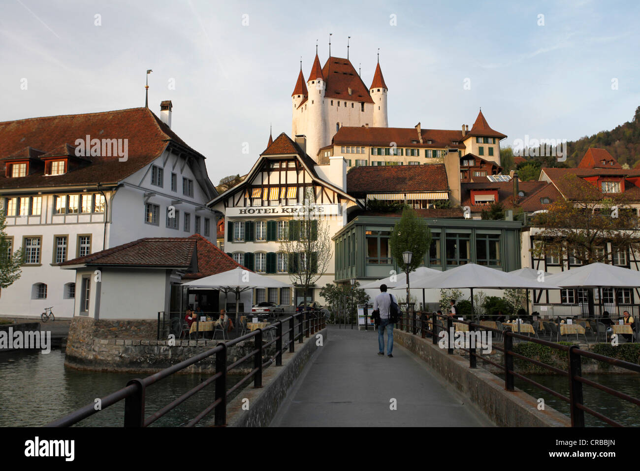 Panorama am Fluss Aare mit Schloss Thun Tastle, Thun, Kanton Bern ...