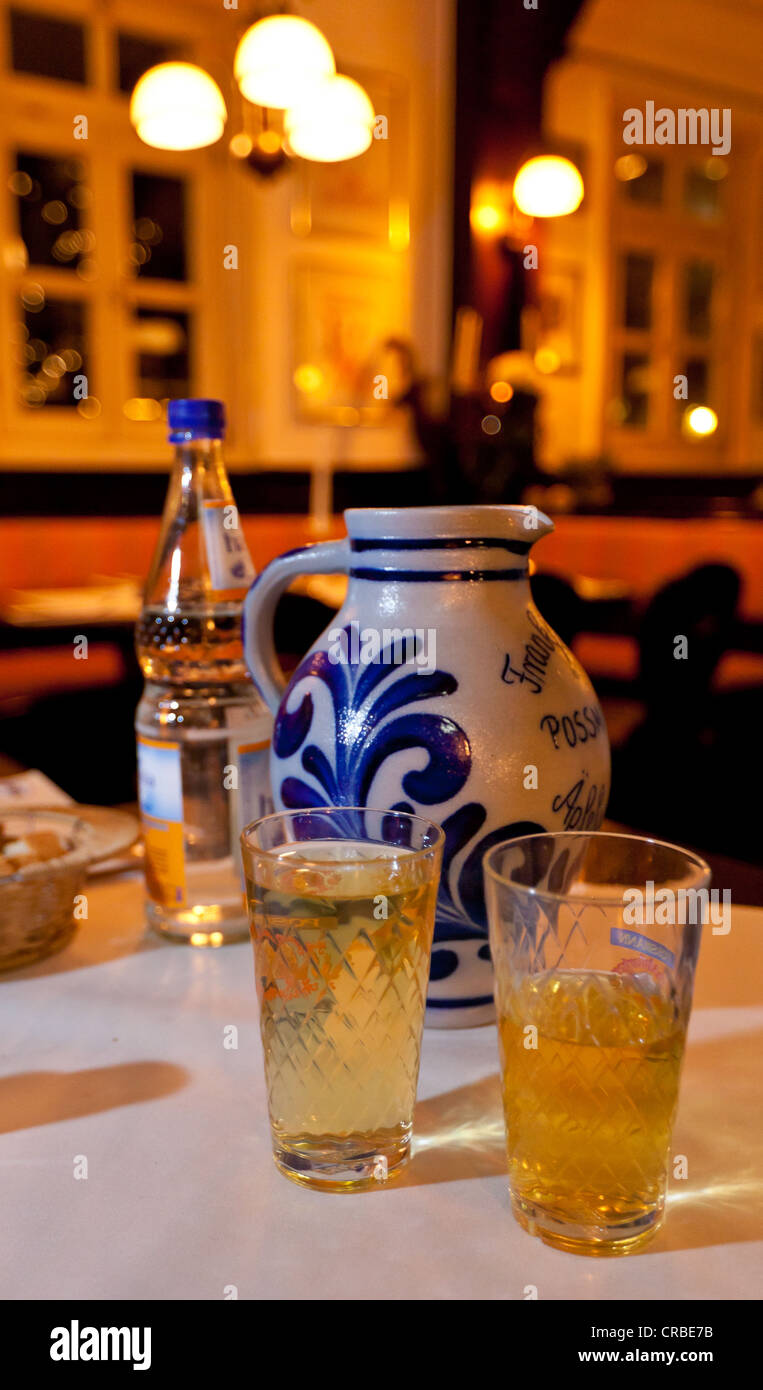 Traditionelle Apfelwein Krug und Gläser mit Apfelwein, Frankfurt Am ...