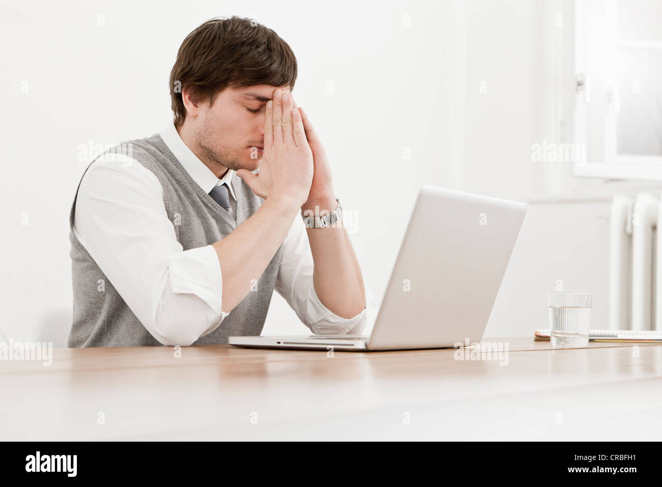 Frustriert Geschäftsmann denken am Schreibtisch Stockfotografie - Alamy