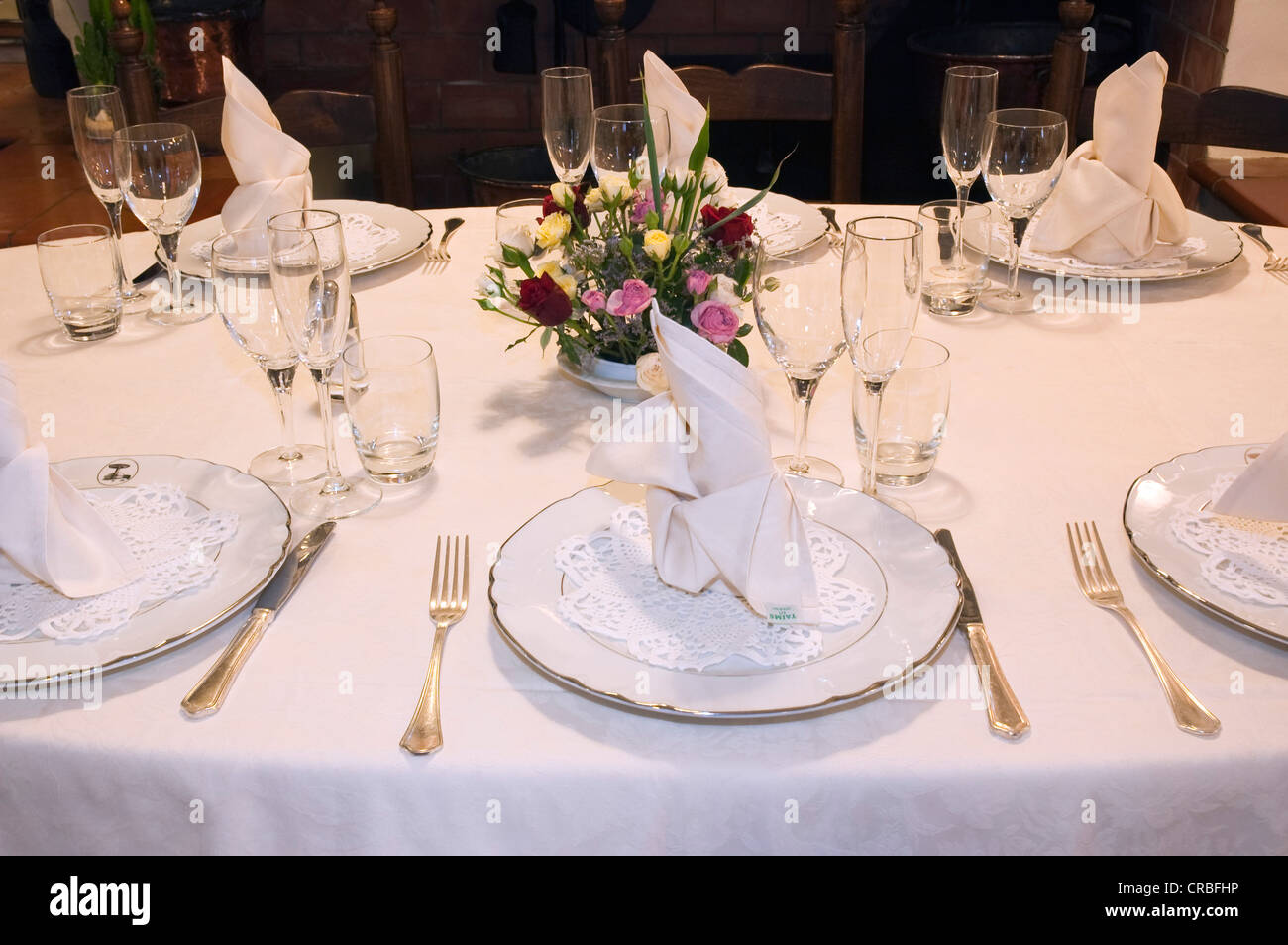 Legen Sie, setzen, gedeckter Tisch, Restaurant in einer alten Ölmühle ...