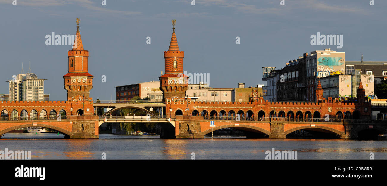Oberbaumbruecke Brücke über die Spree im Abendlicht, Friedrichshain ...