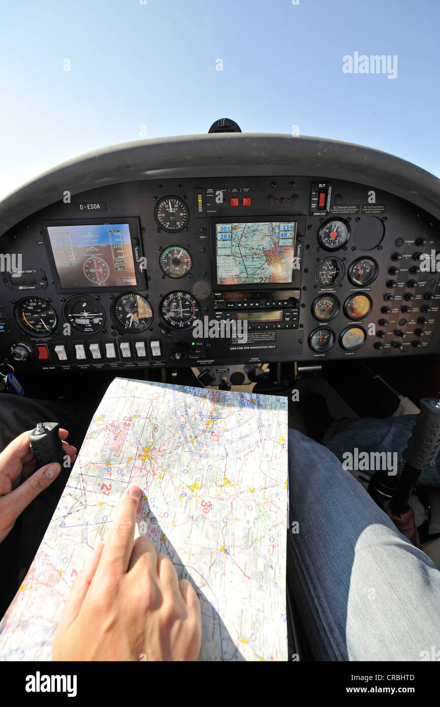 Flugzeug cockpit map -Fotos und -Bildmaterial in hoher Auflösung – Alamy