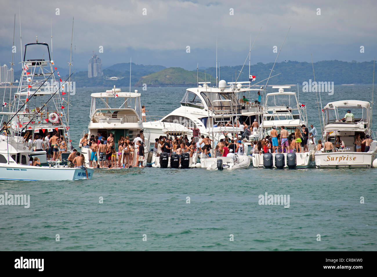 Junge Menschen von Panama-Stadt feiert ein Wochenende party auf Yachten ...