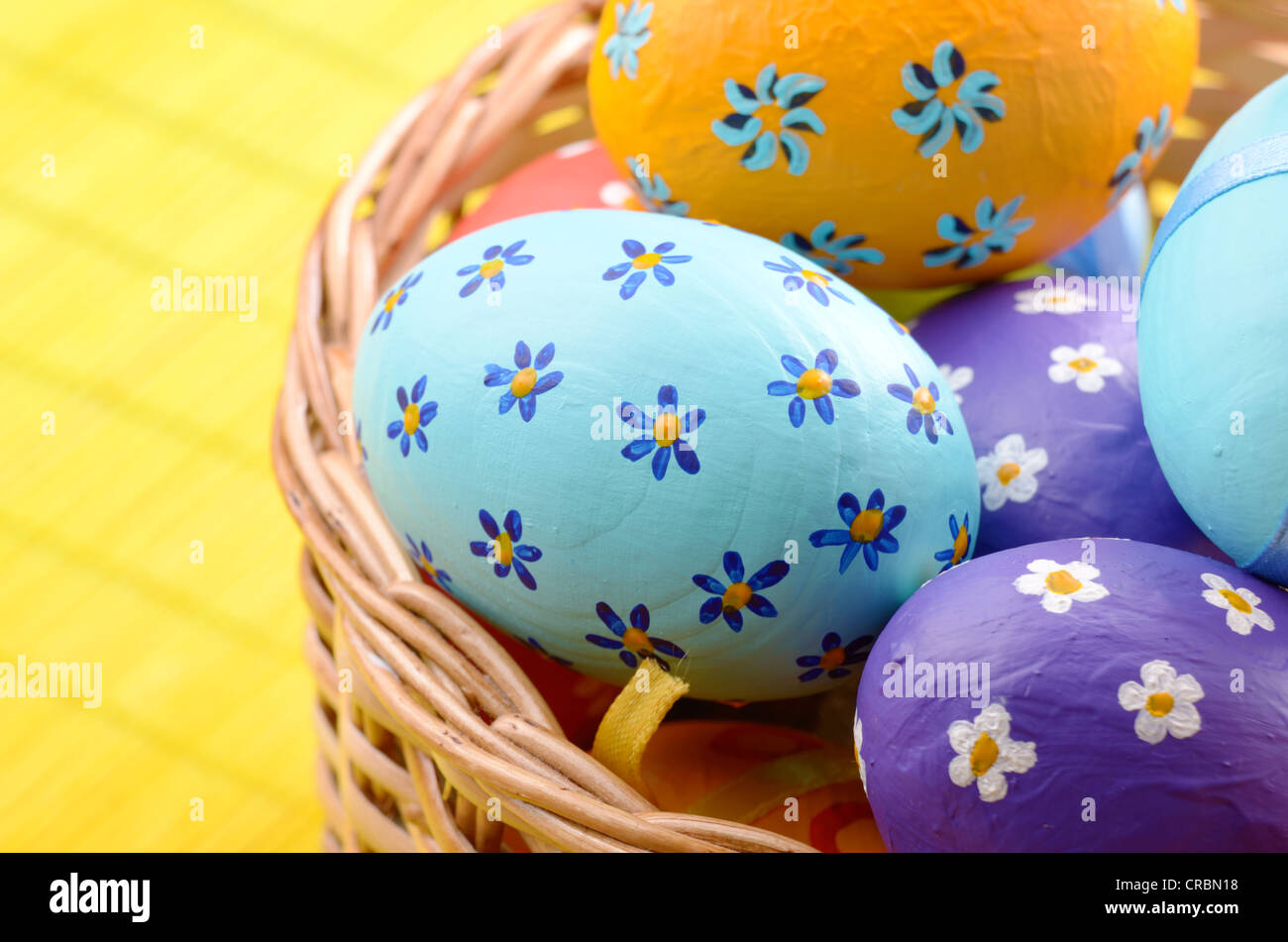 Ostern Korb dekoriert mit Eier Stockfotografie - Alamy