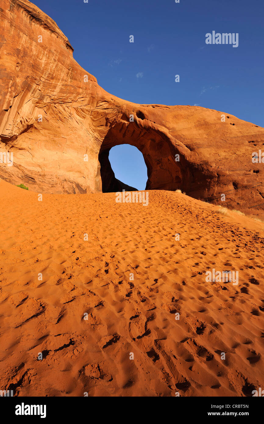 Ohr in der Wind Arch, Monument Valley Navajo Tribal Park, Navajo-Nation ...