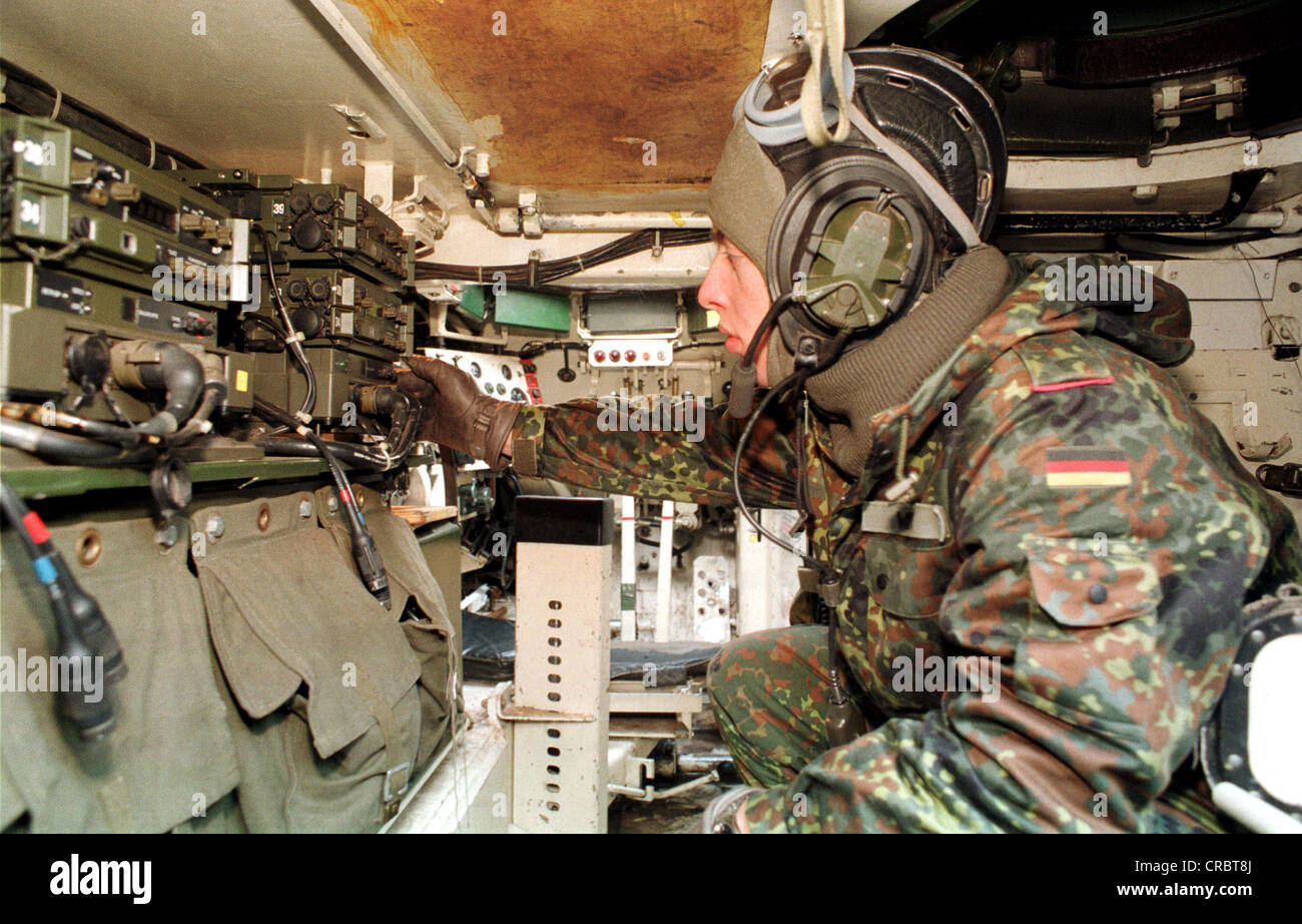 Funker der Bundeswehr in einem Panzerwagen Stockfotografie - Alamy