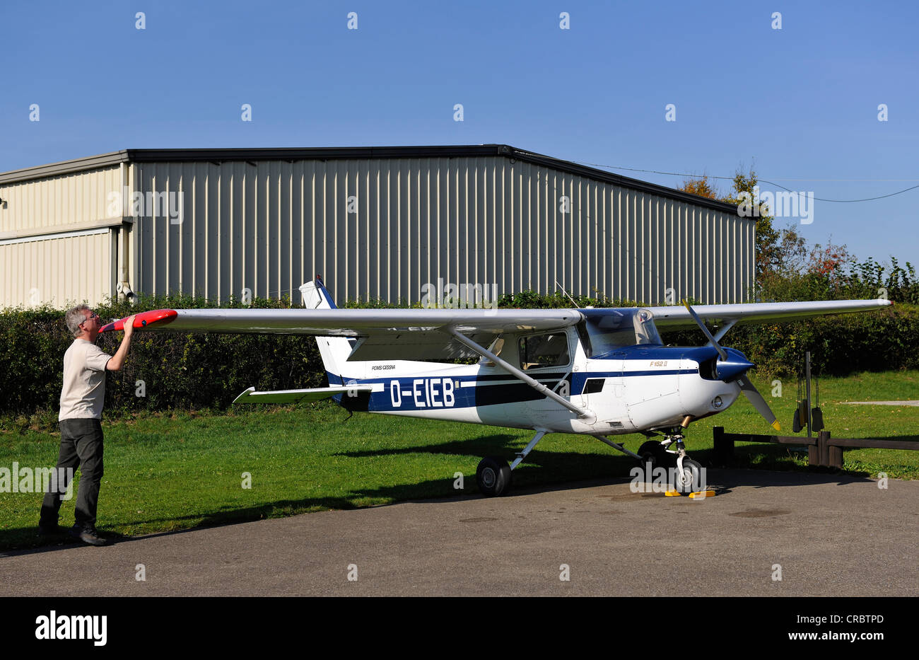 Piloten, die Überprüfung der Flügel eine Cessna 152 vor einem Flug ...