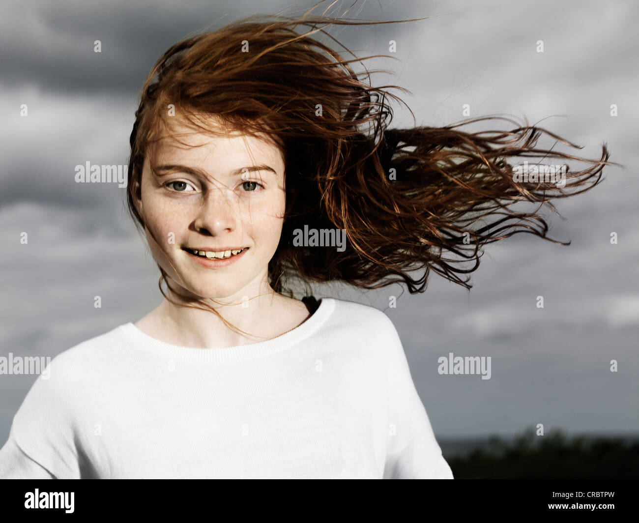 Mädchen Haare wehen im Wind im freien Stockfotografie - Alamy