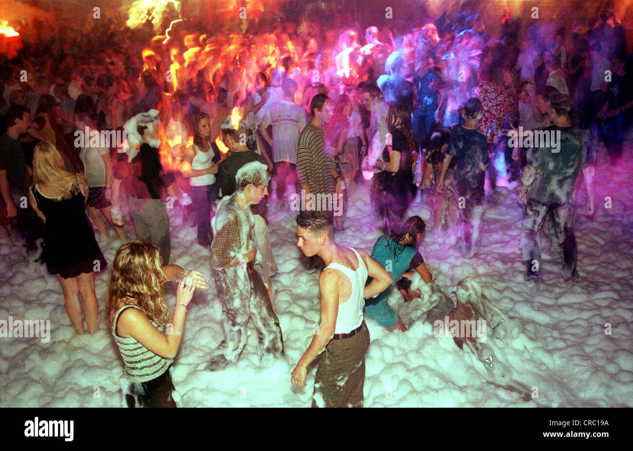 Tanzenden jungen Menschen bei einer Schaumparty in Bremen, Deutschland ...
